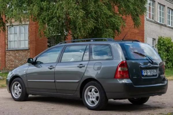 Pelēks Toyota Corolla 2003 Grobiņa, ar dzinēja tilpumu 1.60 L un nobraukumu 330 tūkst. km par 1500 €, foto 3 vietnē AUTOMOTO.COM.LV