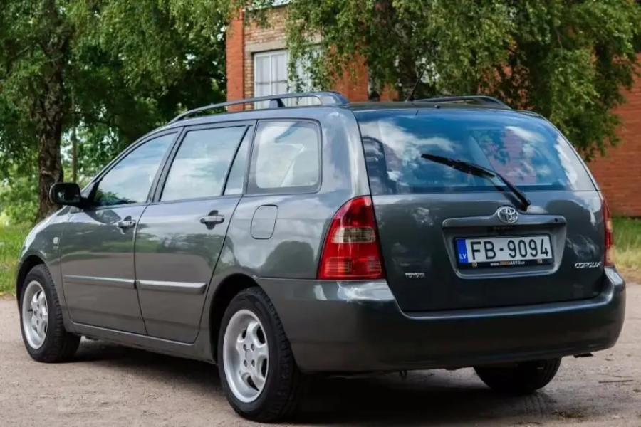 Pelēks Toyota Corolla 2003 Grobiņa, ar dzinēja tilpumu 1.60 L un nobraukumu 330 tūkst. km par 1500 €, foto 5 vietnē AUTOMOTO.COM.LV