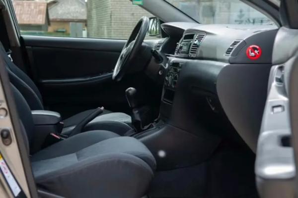 Pelēks Toyota Corolla 2003 Grobiņa, ar dzinēja tilpumu 1.60 L un nobraukumu 330 tūkst. km par 1500 €, foto 9 vietnē AUTOMOTO.COM.LV
