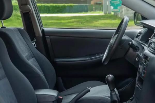 Pelēks Toyota Corolla 2003 Grobiņa, ar dzinēja tilpumu 1.60 L un nobraukumu 330 tūkst. km par 1500 €, foto 10 vietnē AUTOMOTO.COM.LV