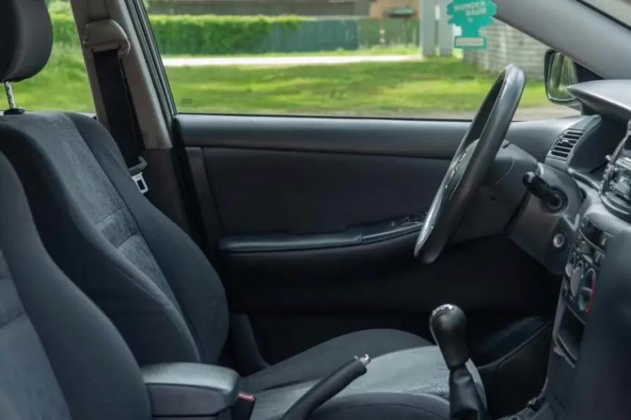 Pelēks Toyota Corolla 2003 Grobiņa, ar dzinēja tilpumu 1.60 L un nobraukumu 330 tūkst. km par 1500 €, foto 11 vietnē AUTOMOTO.COM.LV