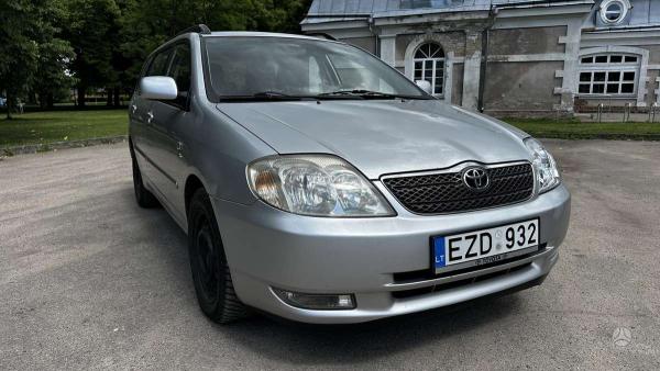 Pelēks Toyota Corolla 2003 Viļņa, ar dzinēja tilpumu 2.00 L un nobraukumu 311 tūkst. km par 1900 €, foto 1 vietnē AUTOMOTO.COM.LV