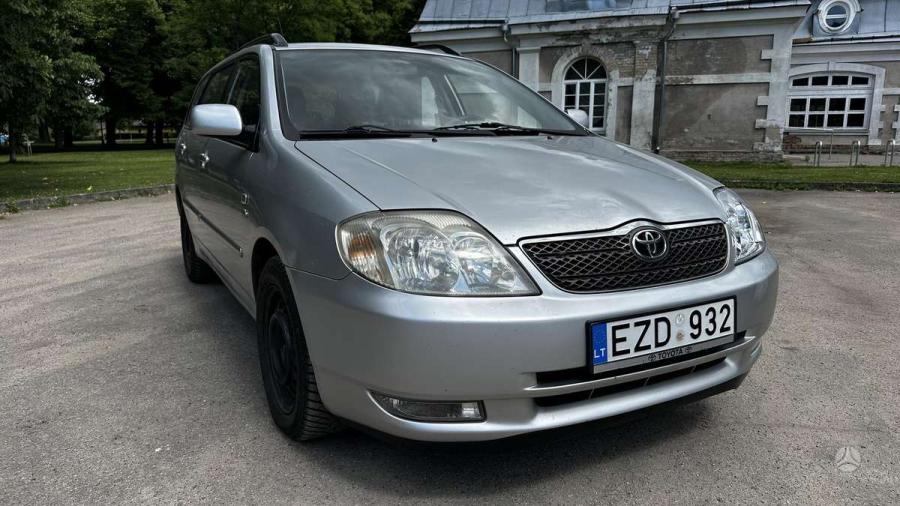 Pelēks Toyota Corolla 2003 Viļņa, ar dzinēja tilpumu 2.00 L un nobraukumu 311 tūkst. km par 1900 €, foto 1 vietnē AUTOMOTO.COM.LV
