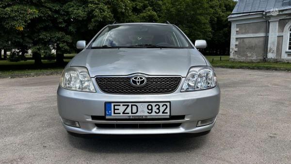 Pelēks Toyota Corolla 2003 Viļņa, ar dzinēja tilpumu 2.00 L un nobraukumu 311 tūkst. km par 1900 €, foto 2 vietnē AUTOMOTO.COM.LV