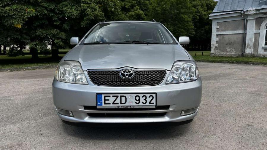 Pelēks Toyota Corolla 2003 Viļņa, ar dzinēja tilpumu 2.00 L un nobraukumu 311 tūkst. km par 1900 €, foto 3 vietnē AUTOMOTO.COM.LV