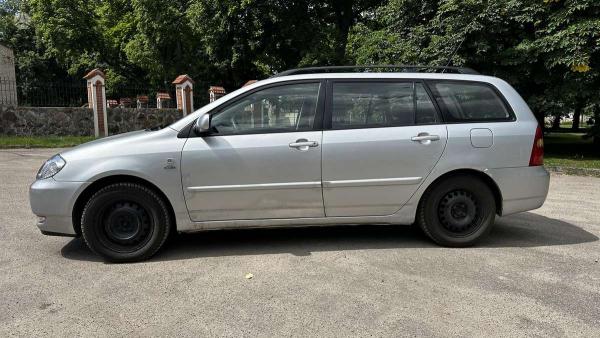 Pelēks Toyota Corolla 2003 Viļņa, ar dzinēja tilpumu 2.00 L un nobraukumu 311 tūkst. km par 1900 €, foto 5 vietnē AUTOMOTO.COM.LV