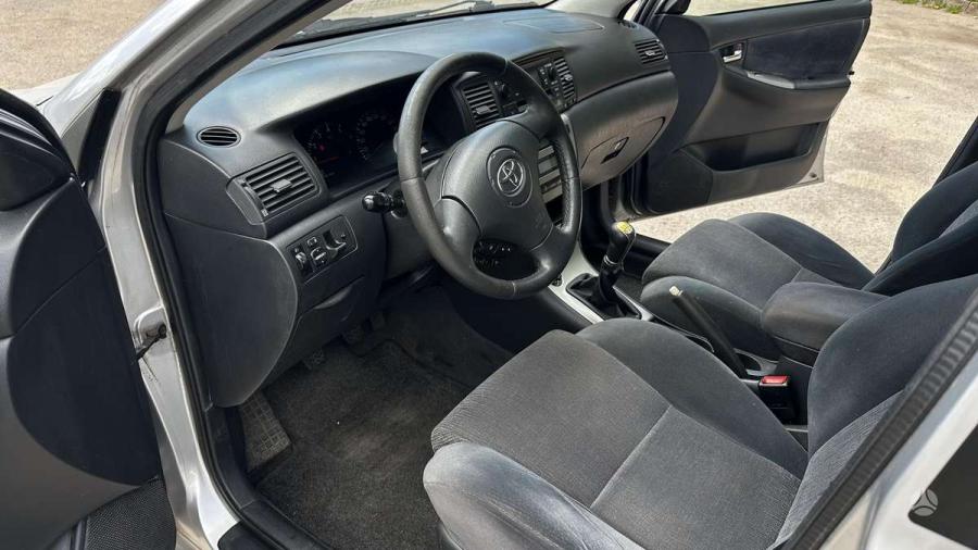 Pelēks Toyota Corolla 2003 Viļņa, ar dzinēja tilpumu 2.00 L un nobraukumu 311 tūkst. km par 1900 €, foto 12 vietnē AUTOMOTO.COM.LV