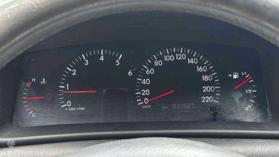 Pelēks Toyota Corolla 2003 Viļņa, ar dzinēja tilpumu 2.00 L un nobraukumu 311 tūkst. km par 1900 €, foto 16 vietnē AUTOMOTO.COM.LV