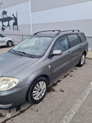 Pelēks Toyota Corolla 2003 Viļņa, ar dzinēja tilpumu 2.00 L un nobraukumu 348 tūkst. km par 600 €, foto 3 vietnē AUTOMOTO.COM.LV