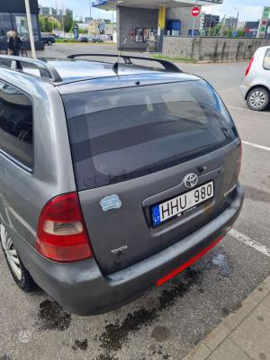 Pelēks Toyota Corolla 2003 Viļņa, ar dzinēja tilpumu 2.00 L un nobraukumu 348 tūkst. km par 600 €, foto 5 vietnē AUTOMOTO.COM.LV