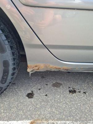 Pelēks Toyota Corolla 2003 Viļņa, ar dzinēja tilpumu 2.00 L un nobraukumu 348 tūkst. km par 600 €, foto 9 vietnē AUTOMOTO.COM.LV