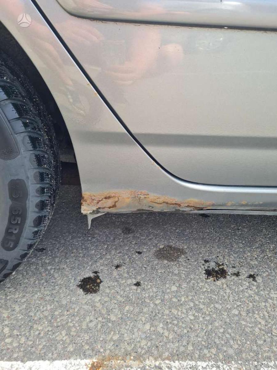 Pelēks Toyota Corolla 2003 Viļņa, ar dzinēja tilpumu 2.00 L un nobraukumu 348 tūkst. km par 600 €, foto 9 vietnē AUTOMOTO.COM.LV