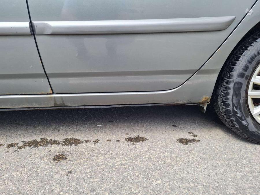 Pelēks Toyota Corolla 2003 Viļņa, ar dzinēja tilpumu 2.00 L un nobraukumu 348 tūkst. km par 600 €, foto 10 vietnē AUTOMOTO.COM.LV