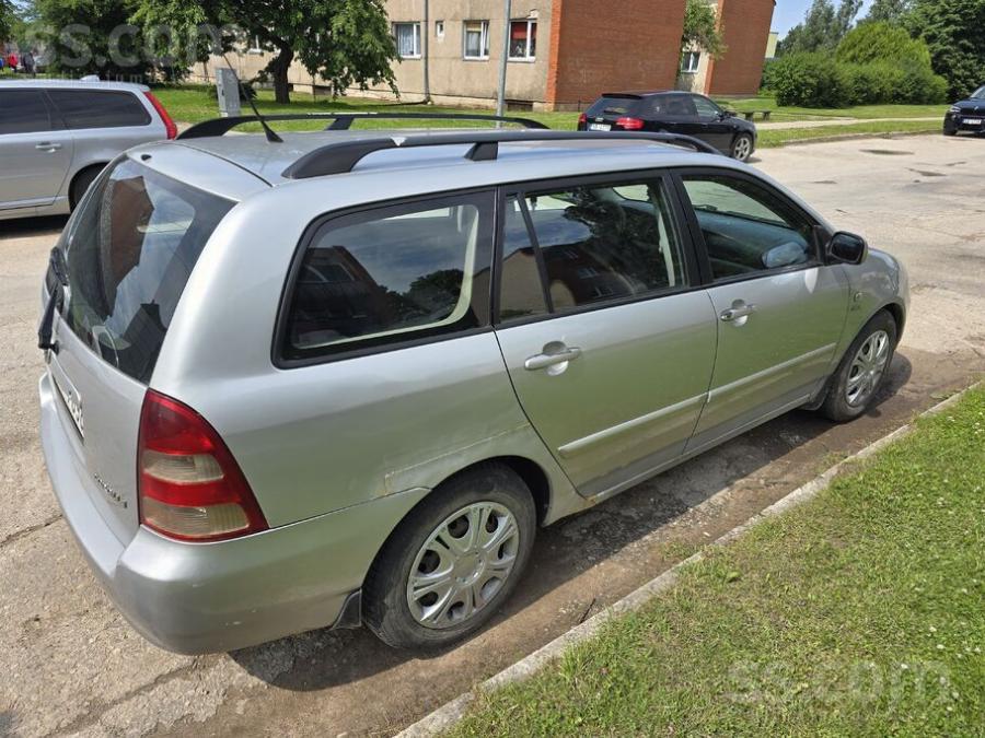 Grey Toyota Corolla 2003 in Bauska, with an engine capacity of 2.00 L and mileage of 335 thousand km for 900 €, photo 6 on AUTOMOTO.COM.LV