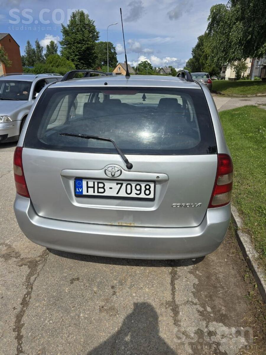 Grey Toyota Corolla 2003 in Bauska, with an engine capacity of 2.00 L and mileage of 335 thousand km for 900 €, photo 8 on AUTOMOTO.COM.LV