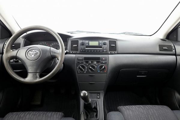 Pelēks Toyota Corolla 2003 Tallina, ar dzinēja tilpumu 1.40 L un nobraukumu 236 tūkst. km par 1199 €, foto 5 vietnē AUTOMOTO.COM.LV