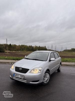 Pelēks Toyota Corolla 2003 Panevēža, ar dzinēja tilpumu 2.00 L un nobraukumu 260 tūkst. km par 800 €, foto  vietnē AUTOMOTO.COM.LV