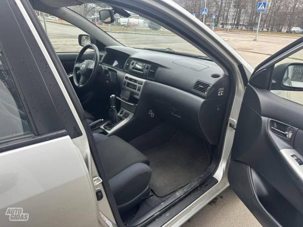 Pelēks Toyota Corolla 2004 Viļņa, ar dzinēja tilpumu 1.60 L un nobraukumu 195 tūkst. km par 2950 €, foto 8 vietnē AUTOMOTO.COM.LV