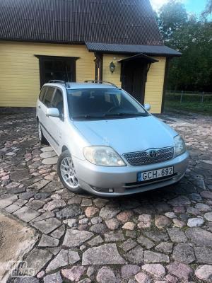 Pelēks Toyota Corolla 2004 Viļņa, ar dzinēja tilpumu 2.00 L un nobraukumu 198 tūkst. km par 2000 €, foto 3 vietnē AUTOMOTO.COM.LV