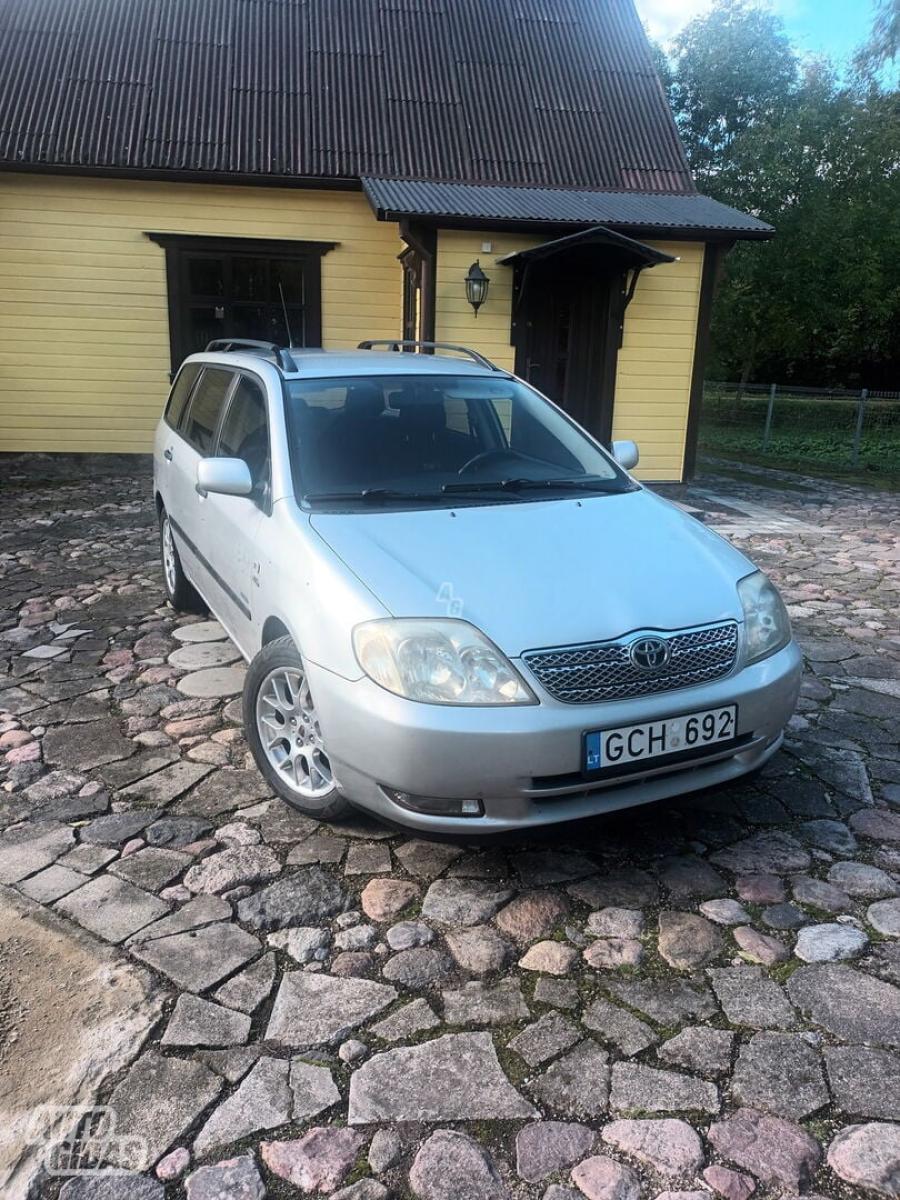 Pelēks Toyota Corolla 2004 Viļņa, ar dzinēja tilpumu 2.00 L un nobraukumu 198 tūkst. km par 2000 €, foto 3 vietnē AUTOMOTO.COM.LV