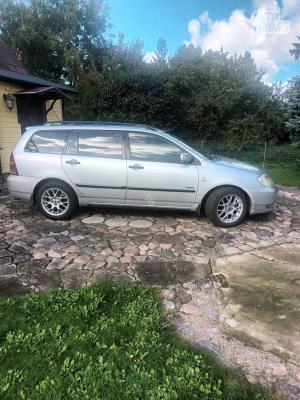 Pelēks Toyota Corolla 2004 Viļņa, ar dzinēja tilpumu 2.00 L un nobraukumu 198 tūkst. km par 2000 €, foto 4 vietnē AUTOMOTO.COM.LV