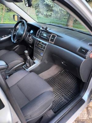 Pelēks Toyota Corolla 2004 Viļņa, ar dzinēja tilpumu 2.00 L un nobraukumu 198 tūkst. km par 2000 €, foto 7 vietnē AUTOMOTO.COM.LV