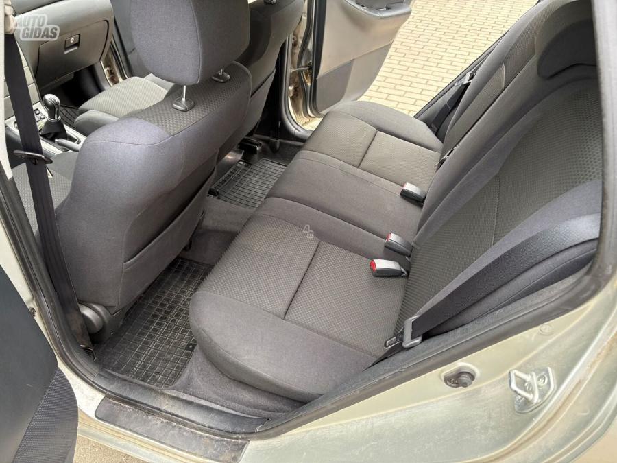 Grey Toyota Corolla 2005 in Vilnius, with an engine capacity of 1.40 L and mileage of 215 thousand km for 1499 €, photo 13 on AUTOMOTO.COM.LV