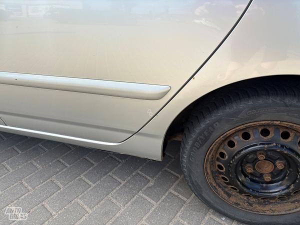 Grey Toyota Corolla 2005 in Vilnius, with an engine capacity of 1.40 L and mileage of 215 thousand km for 1499 €, photo 5 on AUTOMOTO.COM.LV