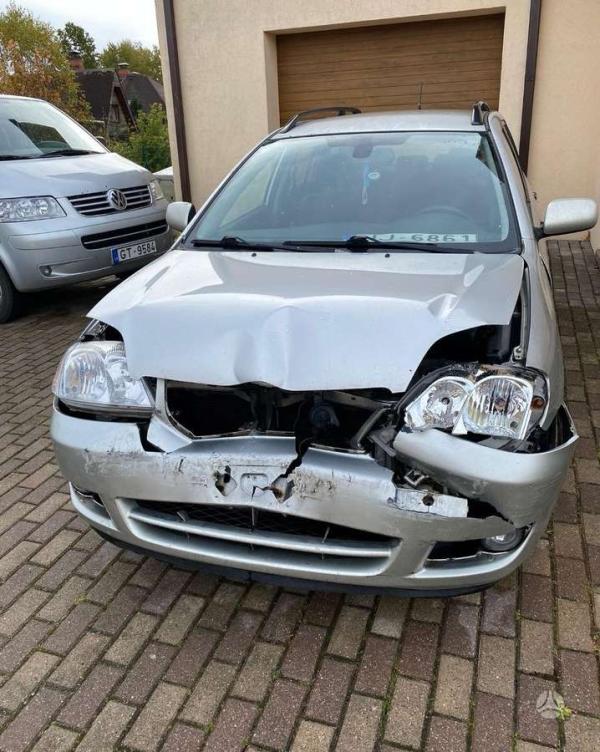 Pelēks Toyota Corolla 2006 Kauņa, ar dzinēja tilpumu 1.36 L un nobraukumu 280 tūkst. km par 1150 €, foto 1 vietnē AUTOMOTO.COM.LV