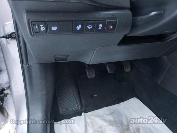 Grey Toyota Corolla 2019 in Tallinn, with an engine capacity of 1.20 L and mileage of 153 thousand km for 13200 €, photo 10 on AUTOMOTO.COM.LV