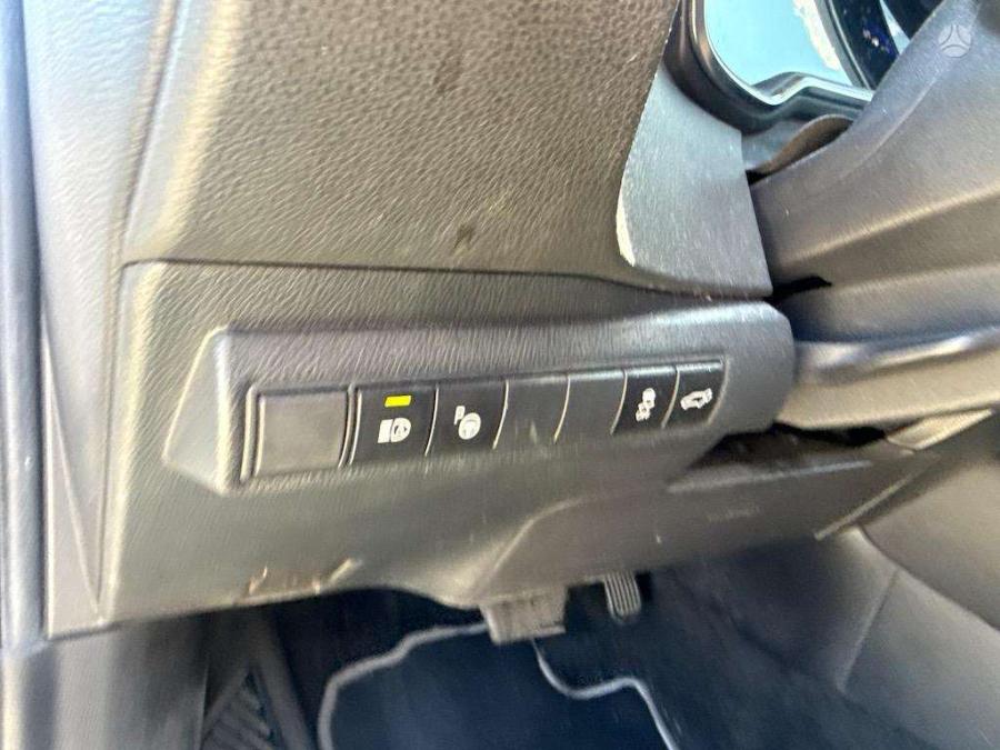 Grey Toyota Corolla 2019 in Siauliai, with an engine capacity of 1.99 L and mileage of 265 thousand km for 9900 €, photo 17 on AUTOMOTO.COM.LV