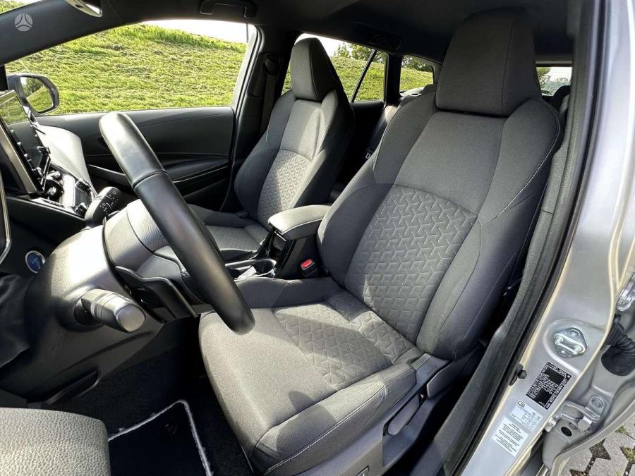 Grey Toyota Corolla 2019 in Kaunas, with an engine capacity of 1.99 L and mileage of 199 thousand km for 16950 €, photo 5 on AUTOMOTO.COM.LV