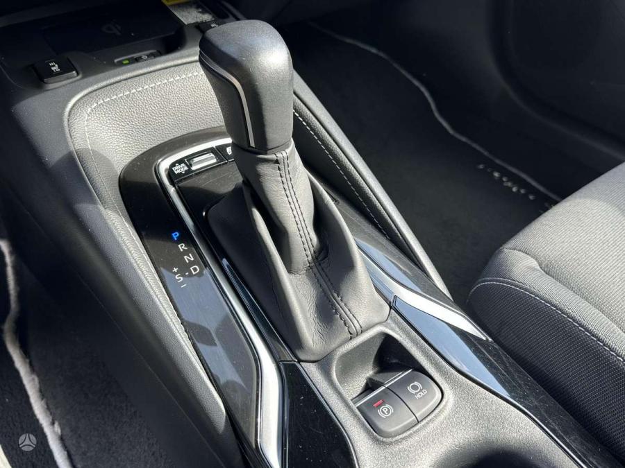 Grey Toyota Corolla 2019 in Kaunas, with an engine capacity of 1.99 L and mileage of 199 thousand km for 16950 €, photo 12 on AUTOMOTO.COM.LV