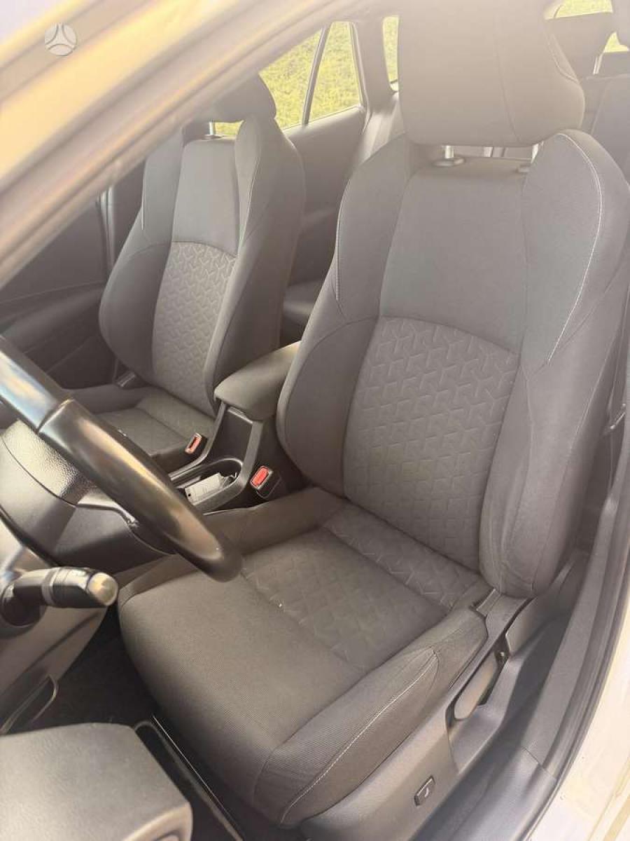 Grey Toyota Corolla 2019 in Vilnius, with an engine capacity of 1.80 L and mileage of 169 thousand km for 15900 €, photo 18 on AUTOMOTO.COM.LV
