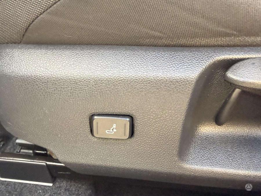 Grey Toyota Corolla 2019 in Vilnius, with an engine capacity of 1.80 L and mileage of 169 thousand km for 15900 €, photo 19 on AUTOMOTO.COM.LV