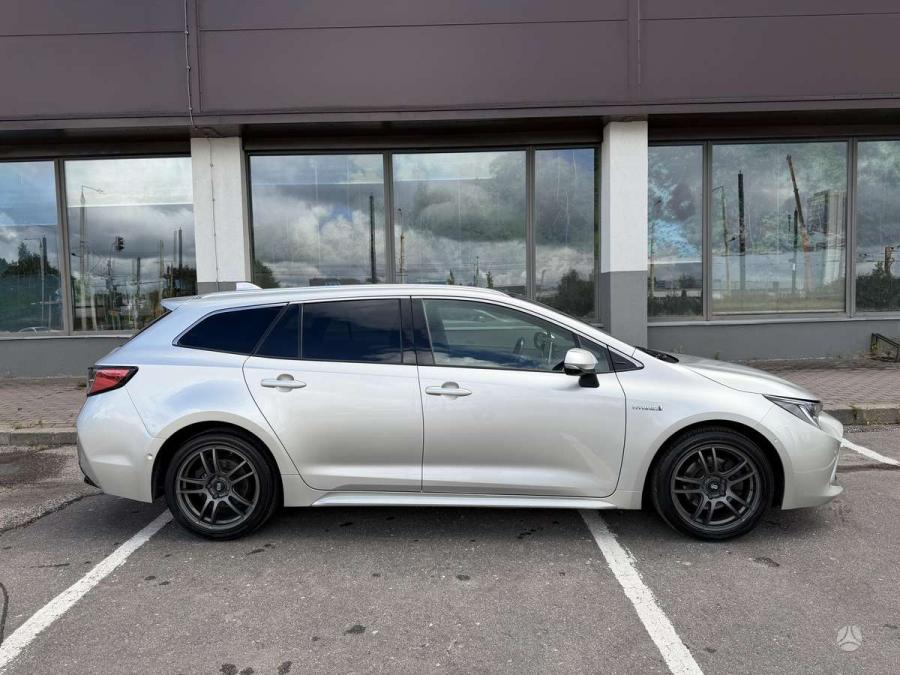Pelēks Toyota Corolla 2019 Viļņa, ar dzinēja tilpumu 1.99 L un nobraukumu 121 tūkst. km par 16800 €, foto 3 vietnē AUTOMOTO.COM.LV