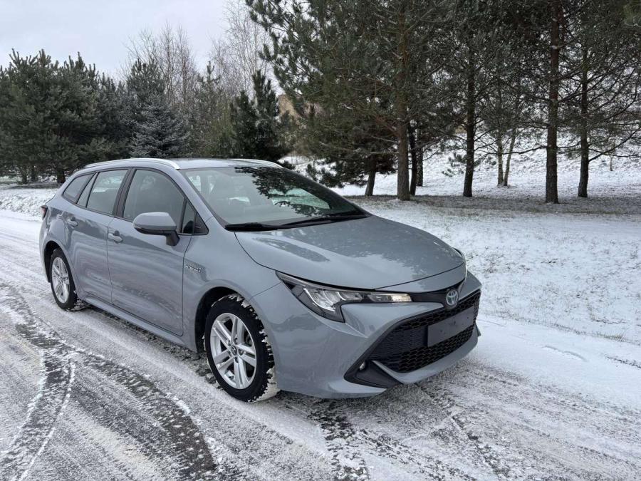 Grey Toyota Corolla 2020 in Panevezys, with an engine capacity of 1.80 L and mileage of 64 thousand km for 15500 €, photo 1 on AUTOMOTO.COM.LV