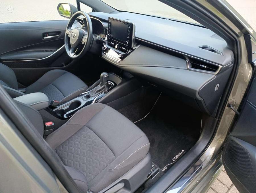 Grey Toyota Corolla 2020 in Marijampole, with an engine capacity of 1.99 L and mileage of 19 thousand km for 20900 €, photo 25 on AUTOMOTO.COM.LV