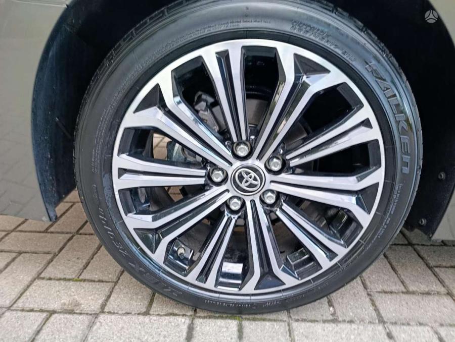 Grey Toyota Corolla 2020 in Marijampole, with an engine capacity of 1.99 L and mileage of 19 thousand km for 20900 €, photo 41 on AUTOMOTO.COM.LV