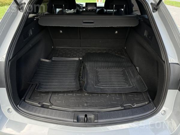 Grey Toyota Corolla 2020 in Riga, with an engine capacity of 1.80 L and mileage of 106 thousand km for 18100 €, photo 8 on AUTOMOTO.COM.LV