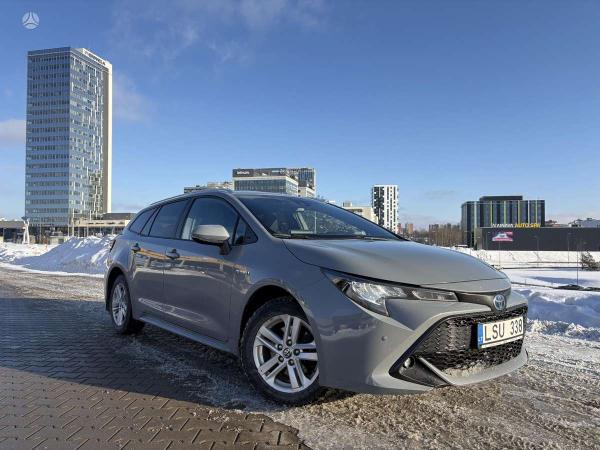 Grey Toyota Corolla 2021 in Vilnius, with an engine capacity of 1.99 L and mileage of 137 thousand km for 19900 €, photo 1 on AUTOMOTO.COM.LV
