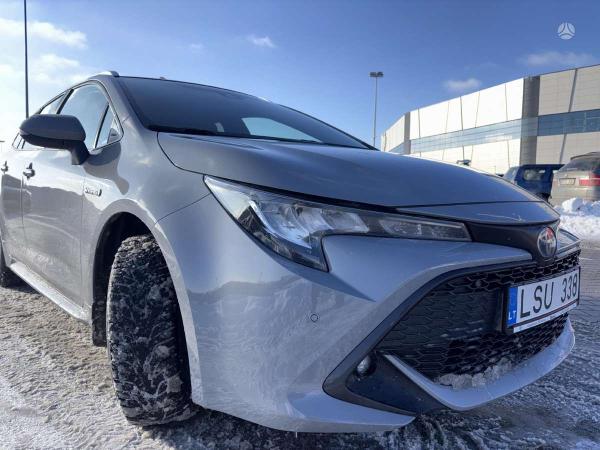 Grey Toyota Corolla 2021 in Vilnius, with an engine capacity of 1.99 L and mileage of 137 thousand km for 19900 €, photo 3 on AUTOMOTO.COM.LV