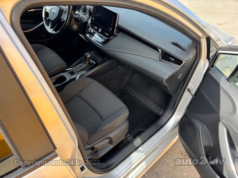 Grey Toyota Corolla 2021 in Tallinn, with an engine capacity of 1.20 L and mileage of 174 thousand km for 13640 €, photo 7 on AUTOMOTO.COM.LV