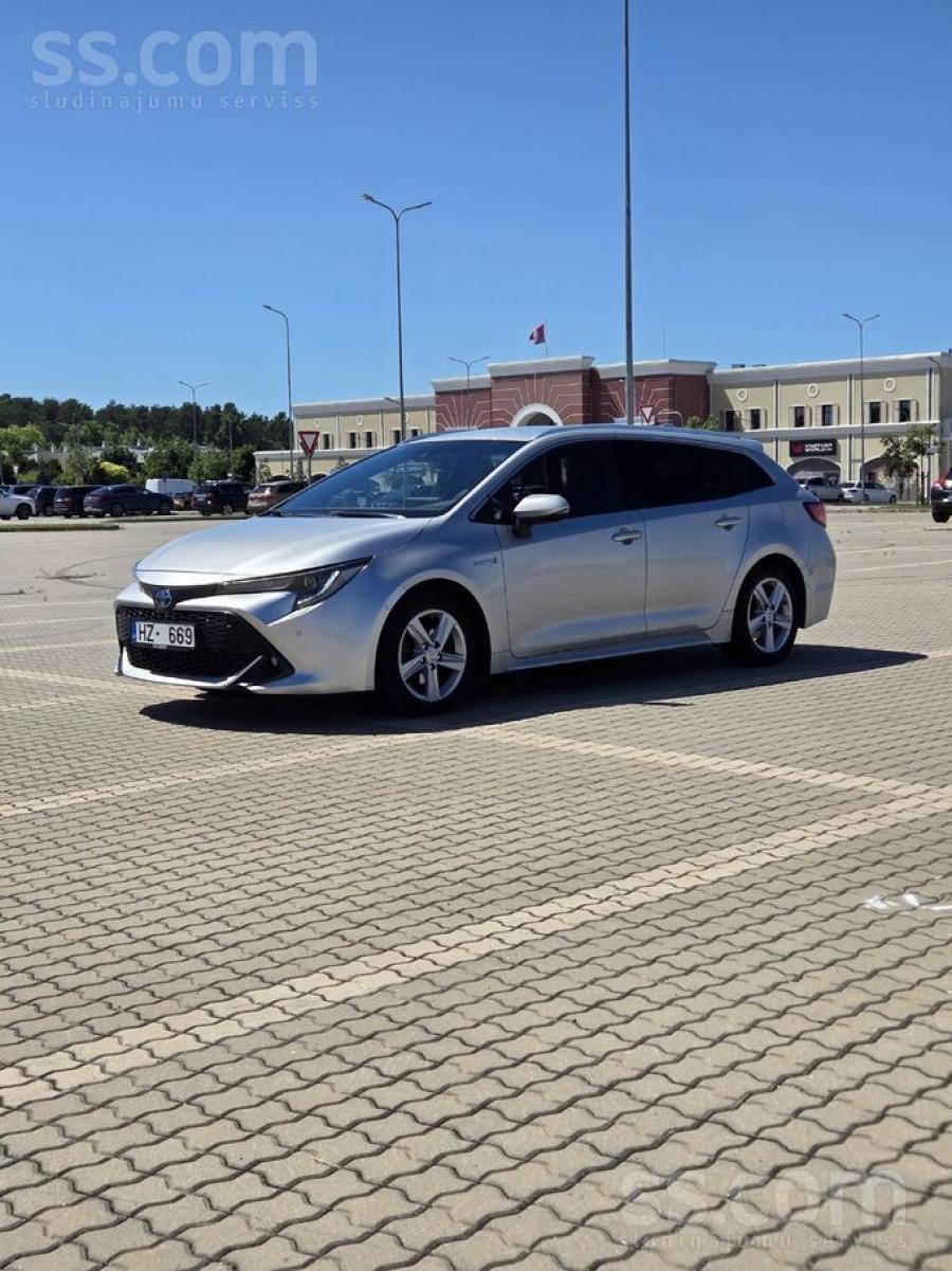 Grey Toyota Corolla 2021 in Riga, with an engine capacity of 1.80 L and mileage of 198 thousand km for 14999 €, photo 3 on AUTOMOTO.COM.LV