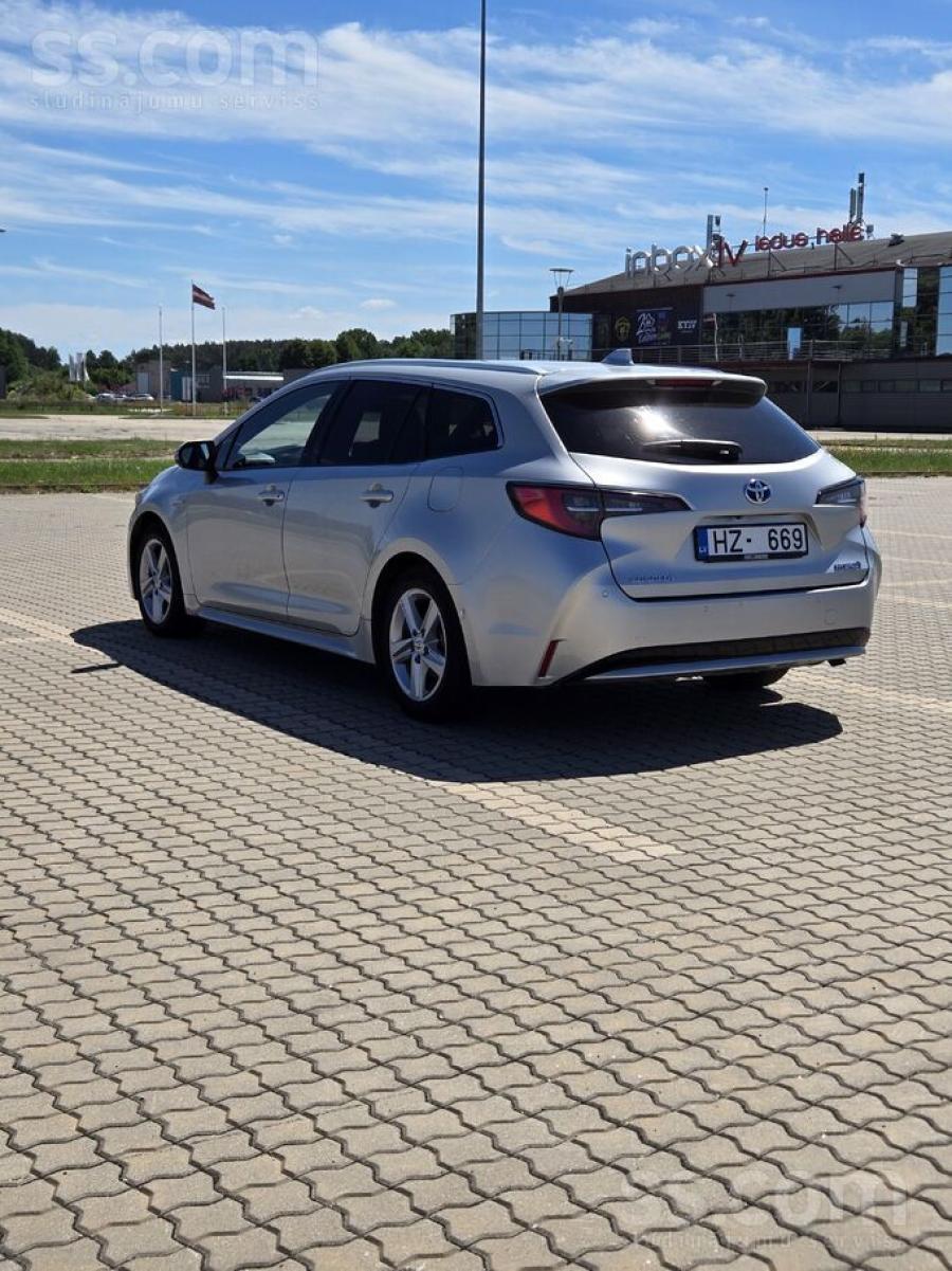 Grey Toyota Corolla 2021 in Riga, with an engine capacity of 1.80 L and mileage of 198 thousand km for 14999 €, photo 5 on AUTOMOTO.COM.LV