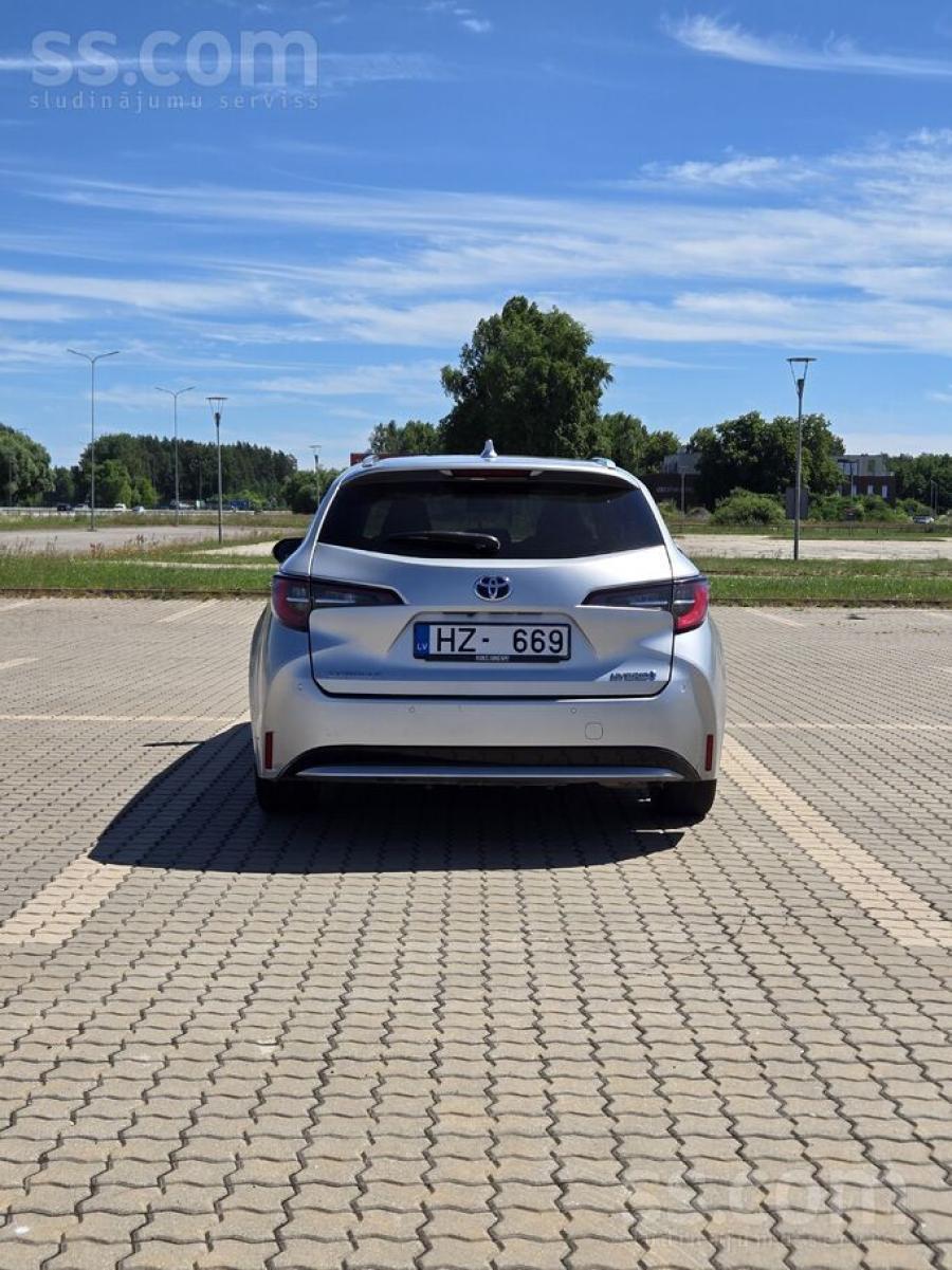 Grey Toyota Corolla 2021 in Riga, with an engine capacity of 1.80 L and mileage of 198 thousand km for 14999 €, photo 6 on AUTOMOTO.COM.LV