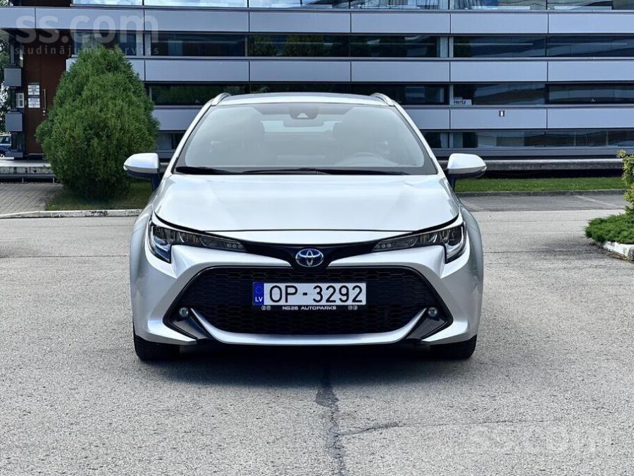 Grey Toyota Corolla 2021 in Riga, with an engine capacity of 1.80 L and mileage of 69 thousand km for 17850 €, photo 1 on AUTOMOTO.COM.LV