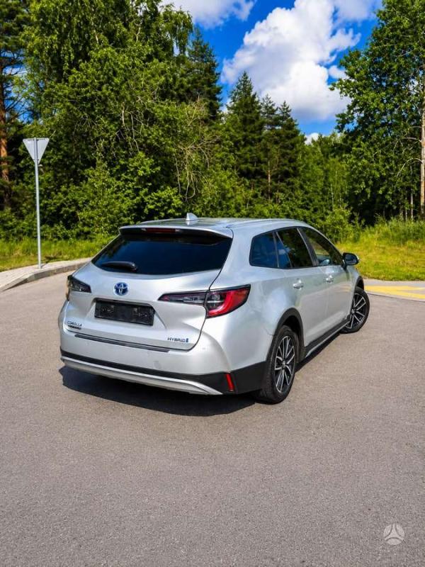 Grey Toyota Corolla 2021 in Siauliai, with an engine capacity of 1.80 L and mileage of 305 thousand km for 14400 €, photo 3 on AUTOMOTO.COM.LV