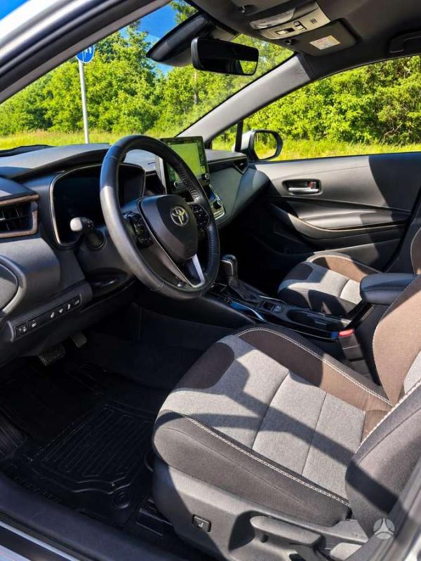 Grey Toyota Corolla 2021 in Siauliai, with an engine capacity of 1.80 L and mileage of 305 thousand km for 14400 €, photo 5 on AUTOMOTO.COM.LV