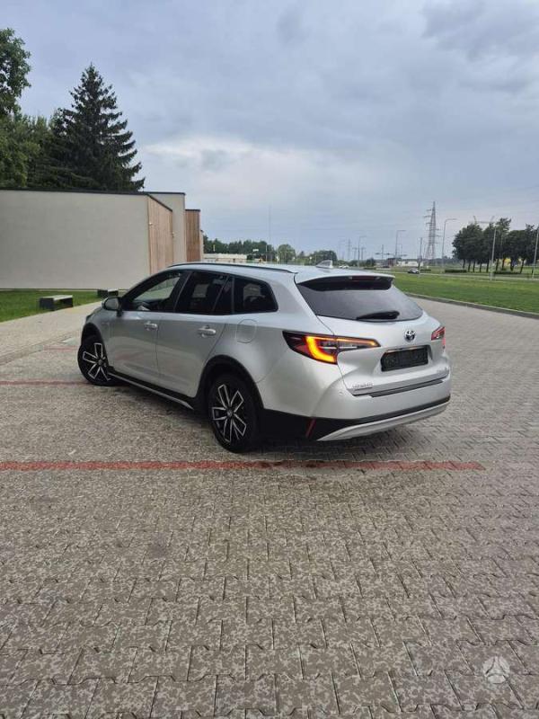 Grey Toyota Corolla 2021 in Siauliai, with an engine capacity of 1.80 L and mileage of 305 thousand km for 13800 €, photo 4 on AUTOMOTO.COM.LV